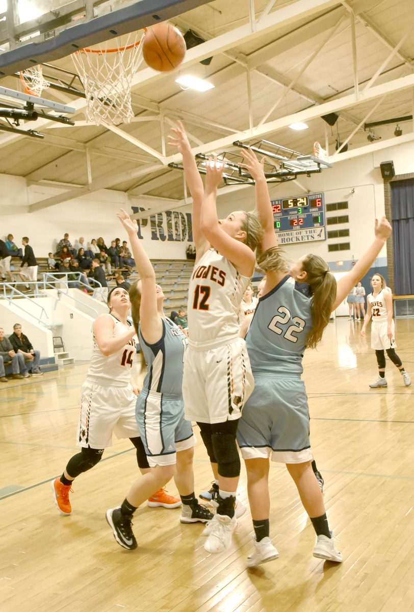 East Atchison basketball action - Farmer Publishing
