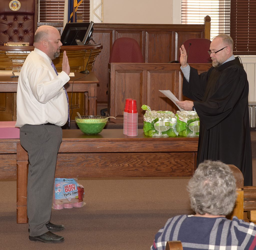 Judge Hurst sworn in - Farmer Publishing