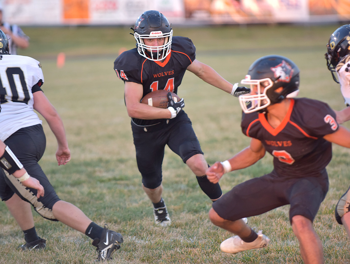 EA Wolves down the DeKalb Tigers 72-0 - Farmer Publishing