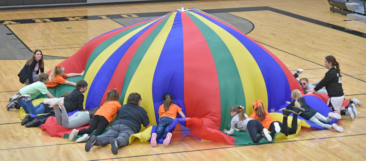 East Atchison Basketball and 3rd Grade Parachute Routine - Farmer ...