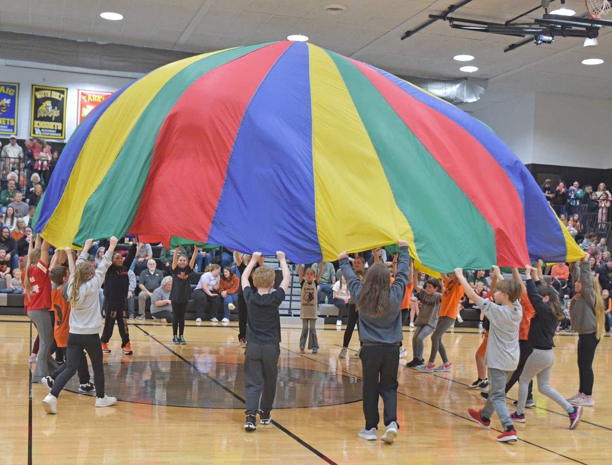 Tarkio 3rd Grade Parachute Routine - Farmer Publishing