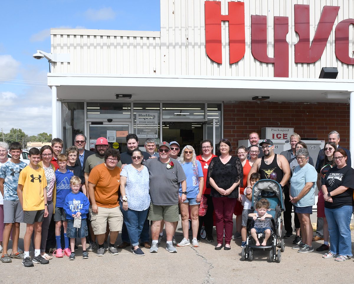 Atchison County Hy-Vee employee receives company’s highest customer ...