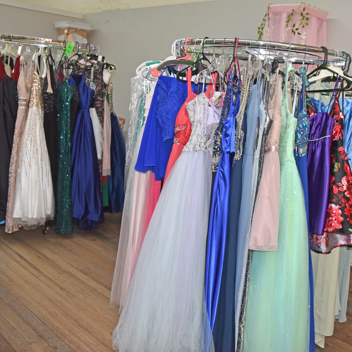 Boundless Grace hosts Prom Project - Farmer Publishing